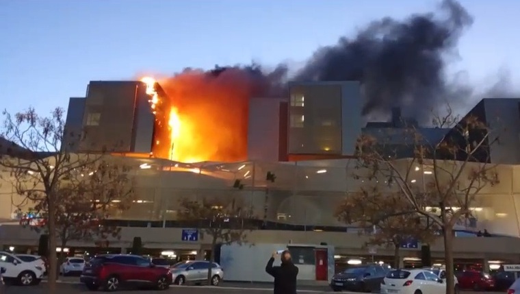 El Hospital Santa Lucía ardiendo esta mañana, han tenido que trasladar ...